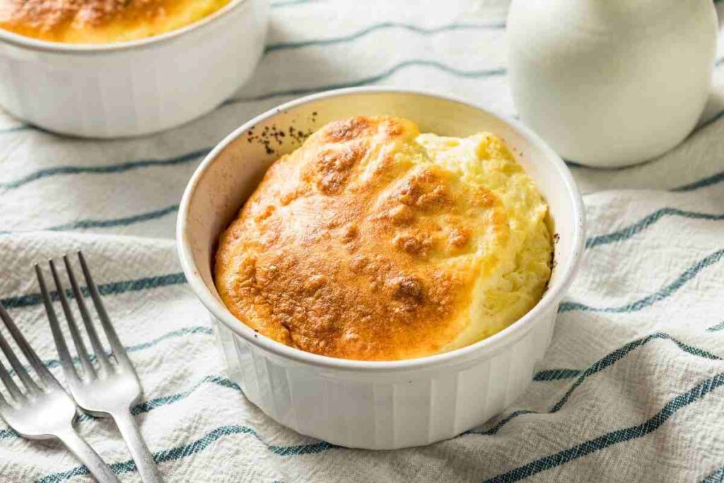Altro che la solita torta salata, questo soufflé al formaggio è ...